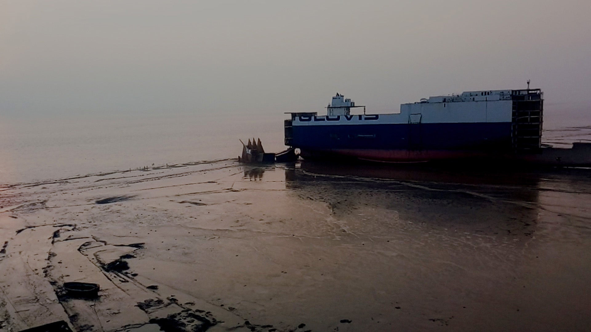 Bangladesh: Shipping Firms Profit from Labor Abuse | Human Rights Watch