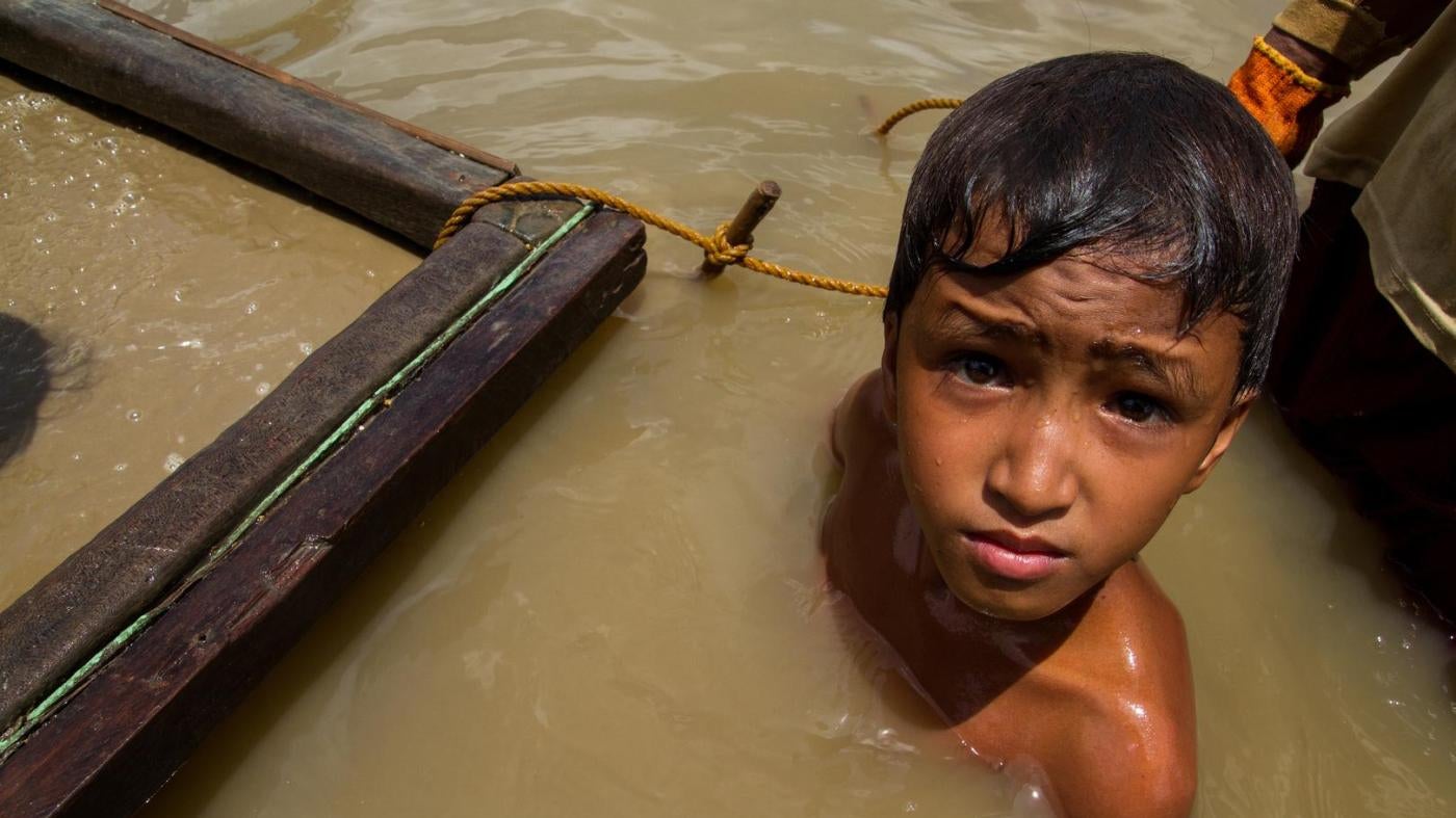 Philippines: Children Risk Death to Dig and Dive For Gold | Human ...