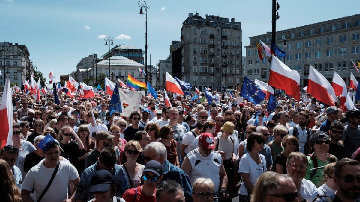 Poland: New Law to Bar People from Public Office | Human Rights Watch