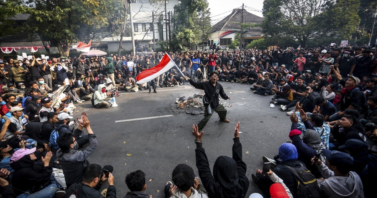 Indonesian Police Crack Down on Anti-Corruption Protests | Human Rights ...